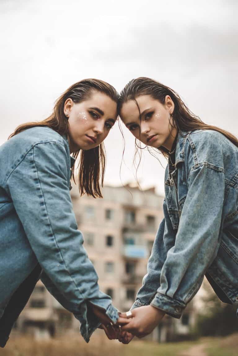 Best Friend Poses For 2: 10 Terrific Types And Tips
