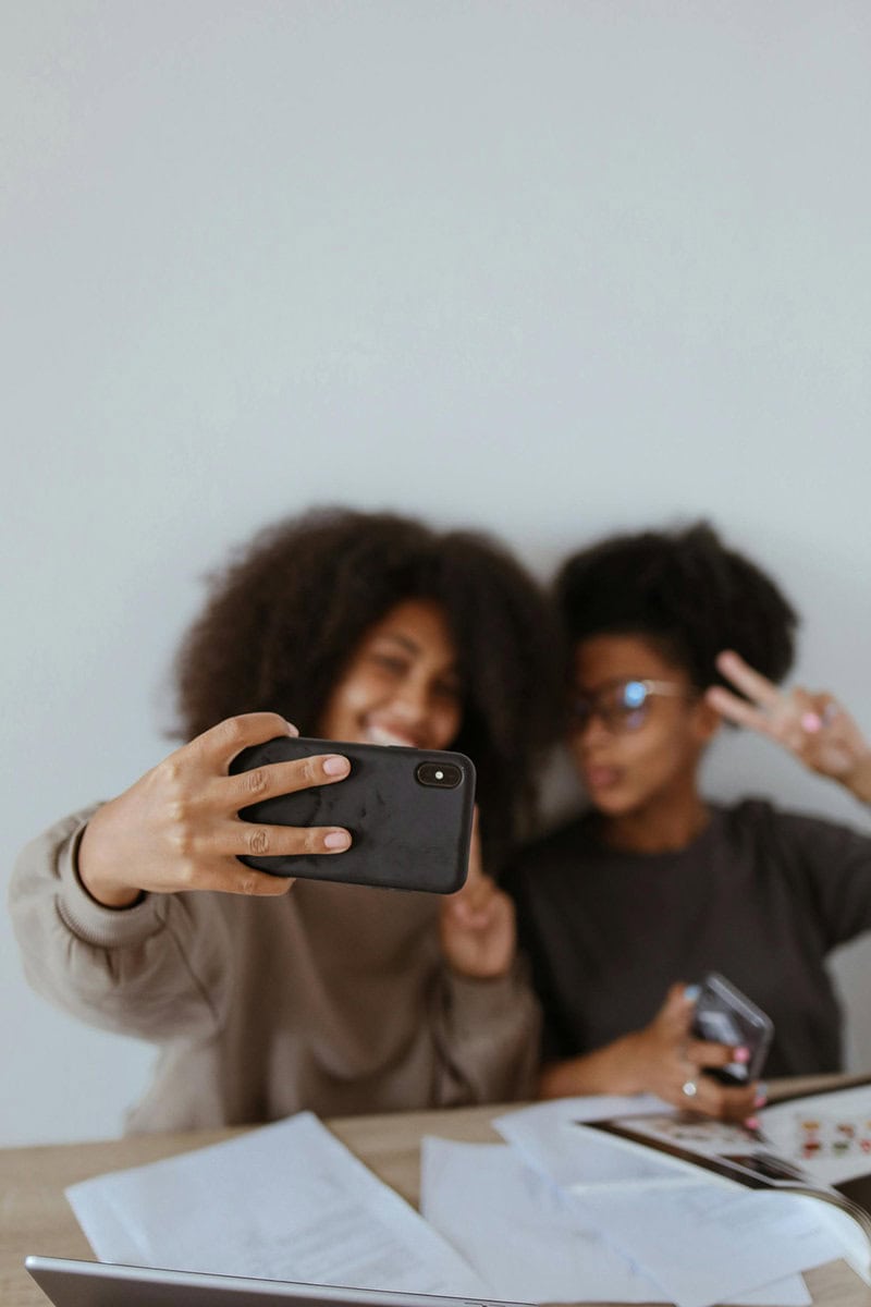 Which Pose Is The Best For A Selfie? 10 Tips
