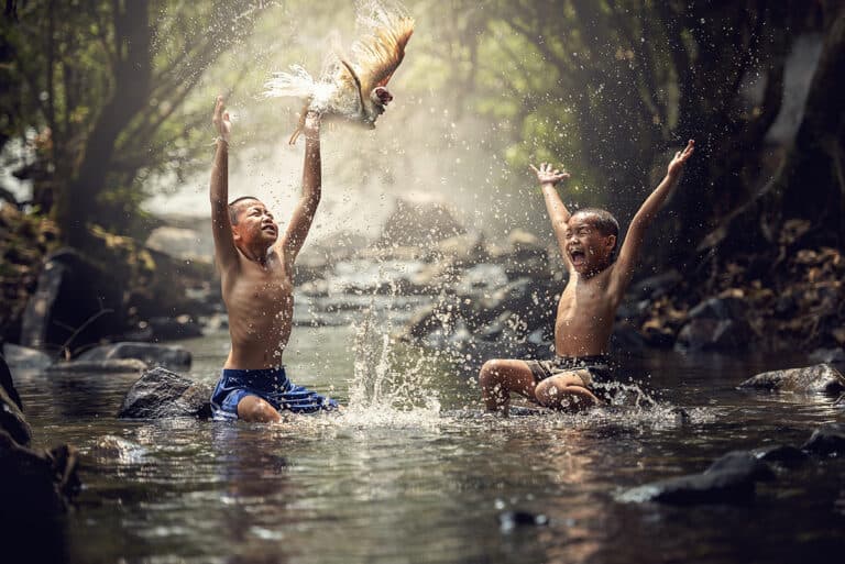 Outdoor Photoshoot Poses: 11 Stunning Poses To Try